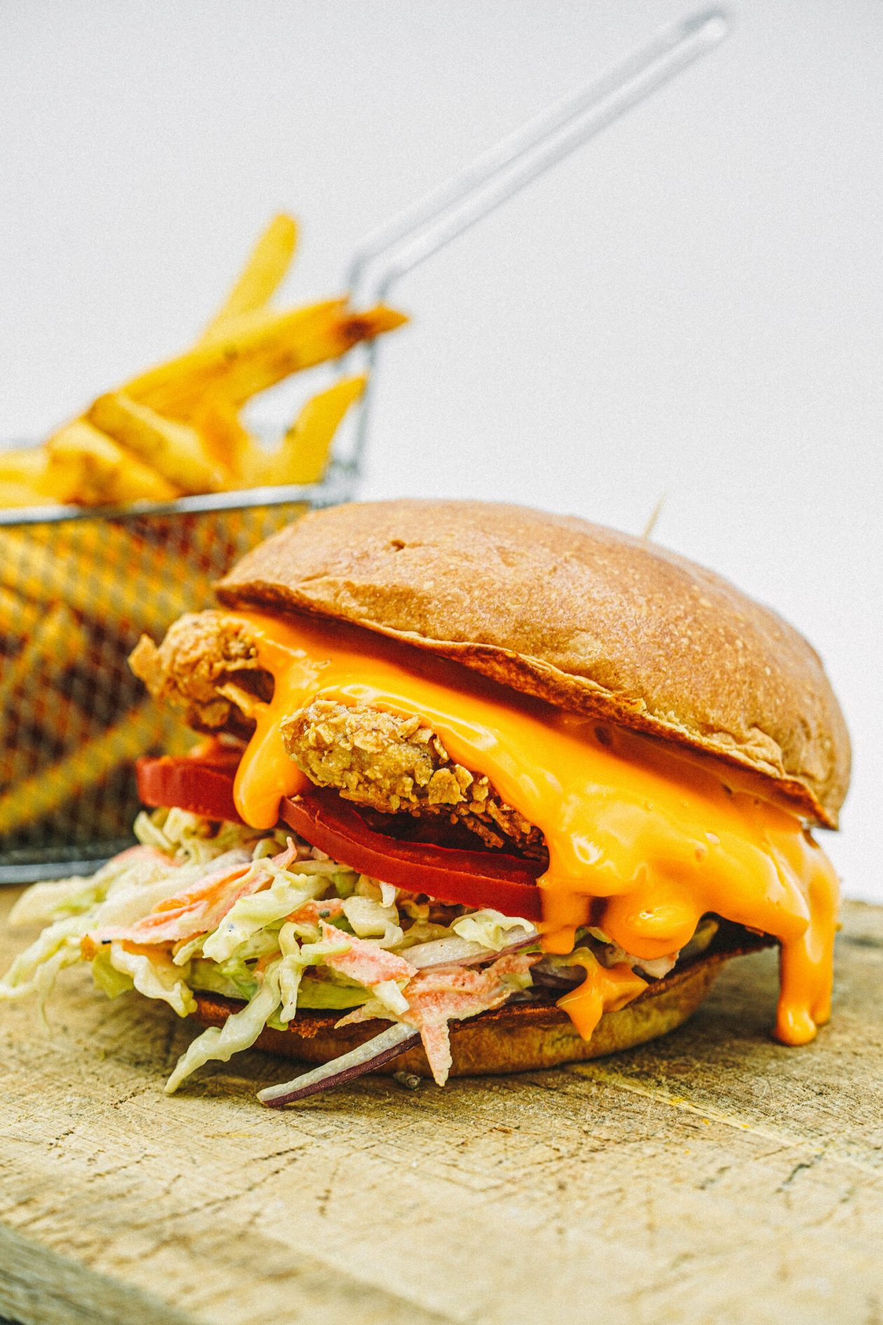 Burger de Pollo Umami de Pollo Empanado en maíz crujiente, coleslaw y ...